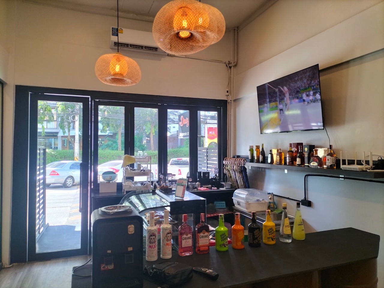 『LINGO Cafe & Bar』”The World Crossing〜世界の交差点”のキャッチフレーズ | シーラチャンネル(SRIRA ...